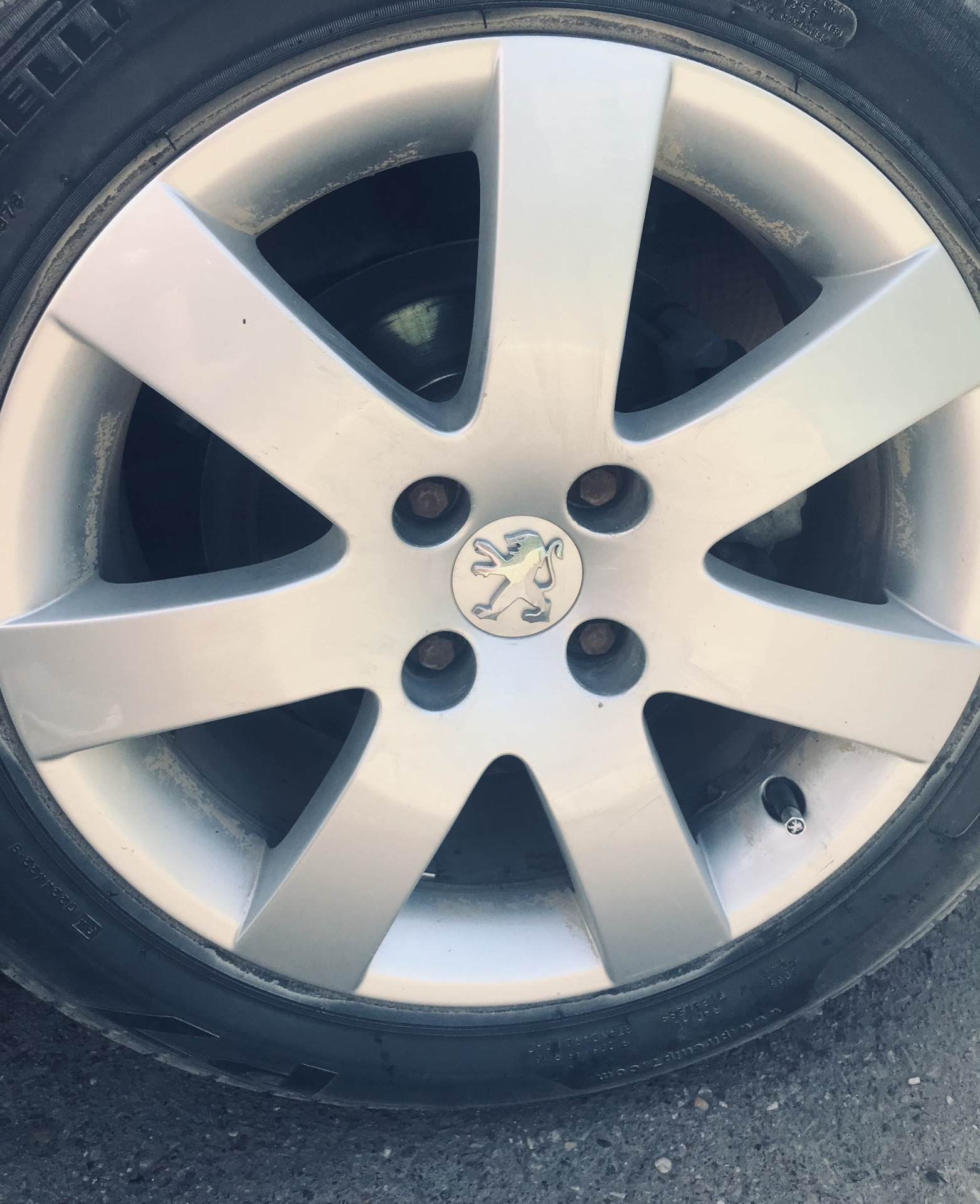 Декоративные колпачки на колесные болты — Peugeot 308 (1G), 1,6 л, 2009 ...
