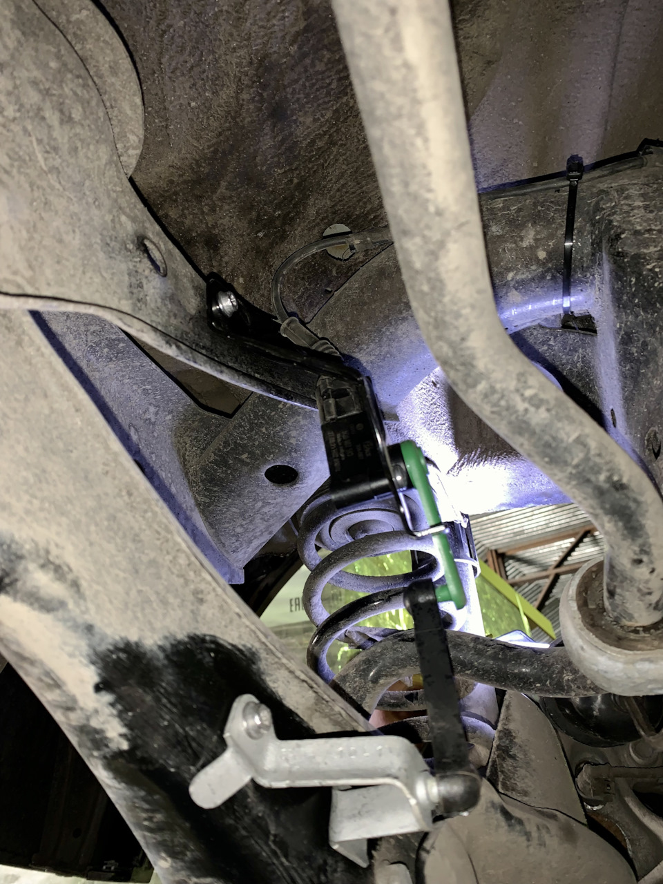 IQ.Light шаг 1. Датчик положения кузова G76 — Volkswagen Tiguan (2G), 1 ...