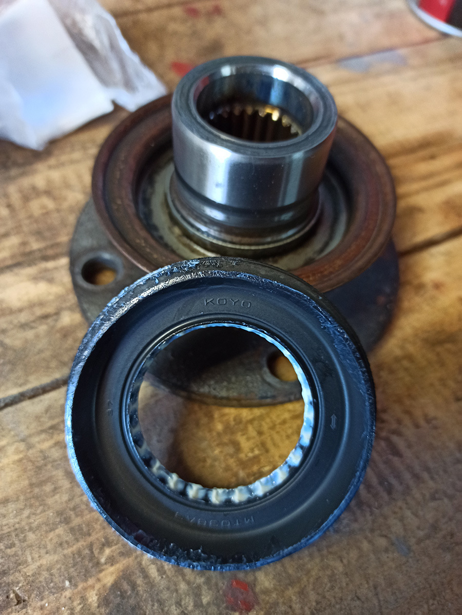 Замена сальника заднего редуктора. — Toyota RAV4 (II), 2 л, 2004 года ...