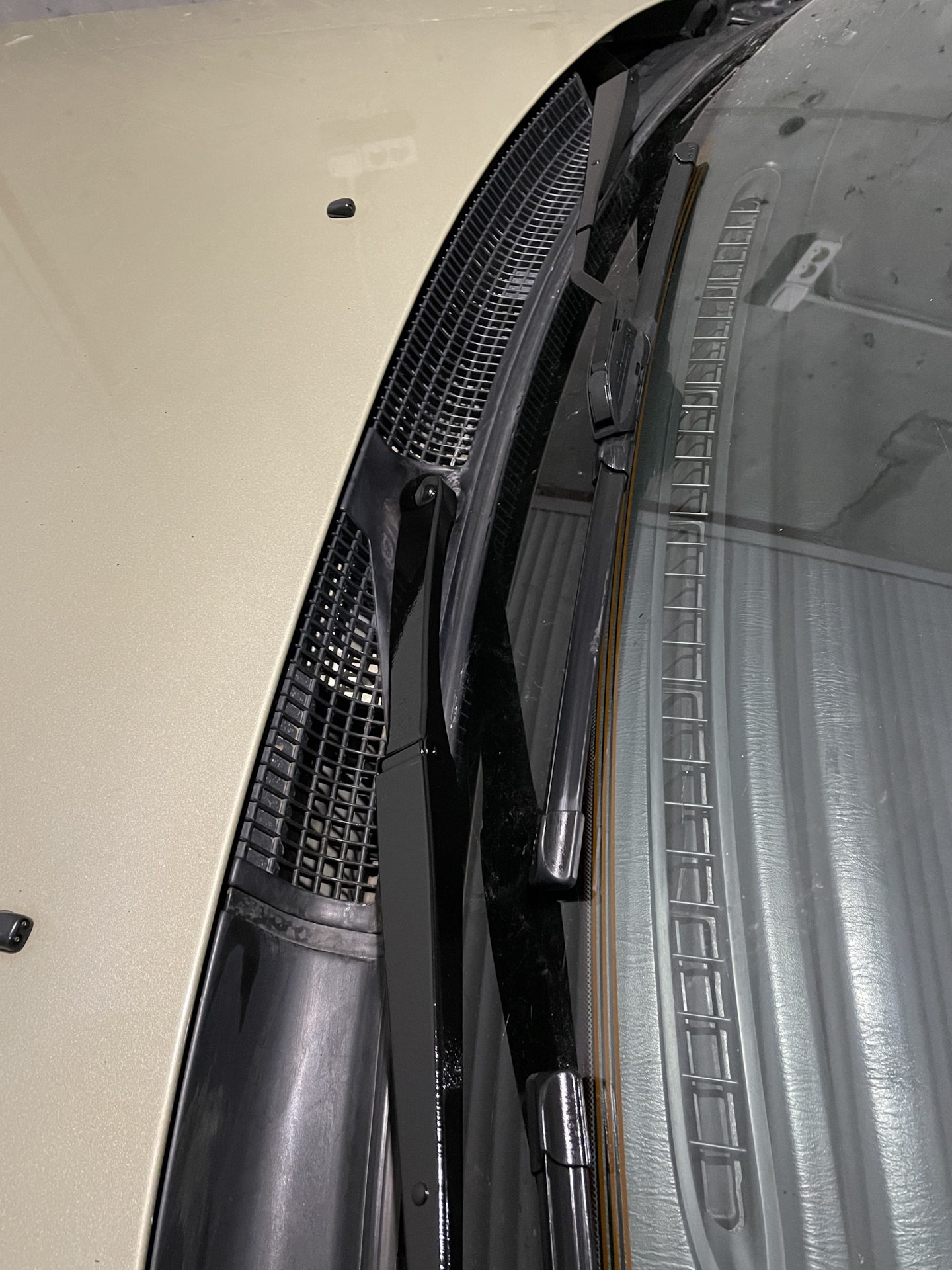 Покрасить поводки стеклоочистителей — Subaru Forester (SF), 2,5 л, 2001 ...