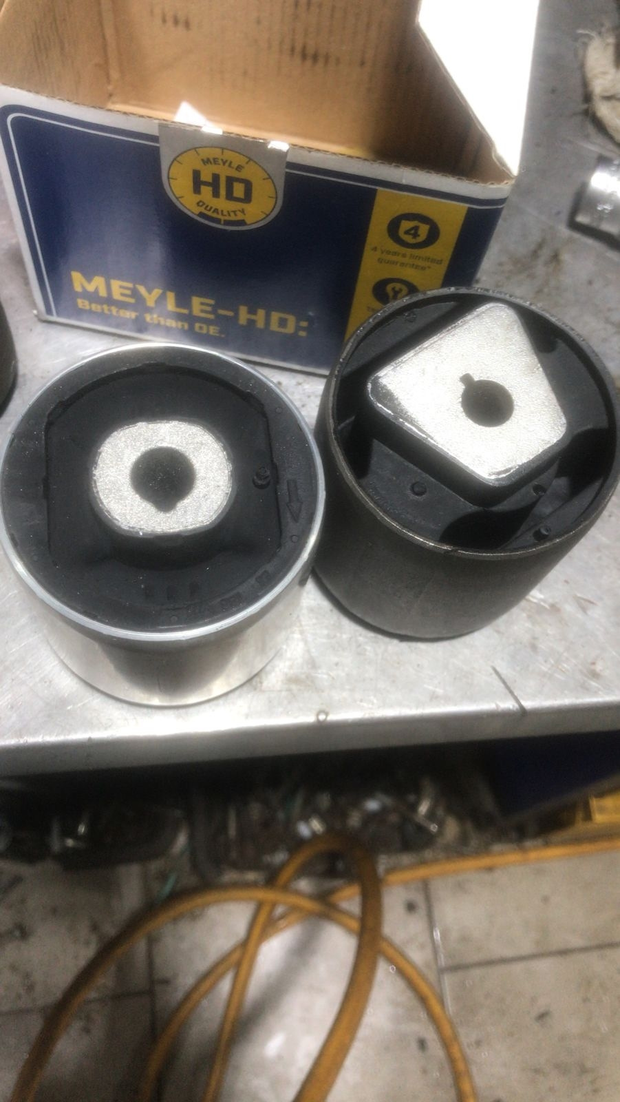 16. Замена сайлентблока нижнего подруливающего рычага — Audi Q5 (1G), 2 ...