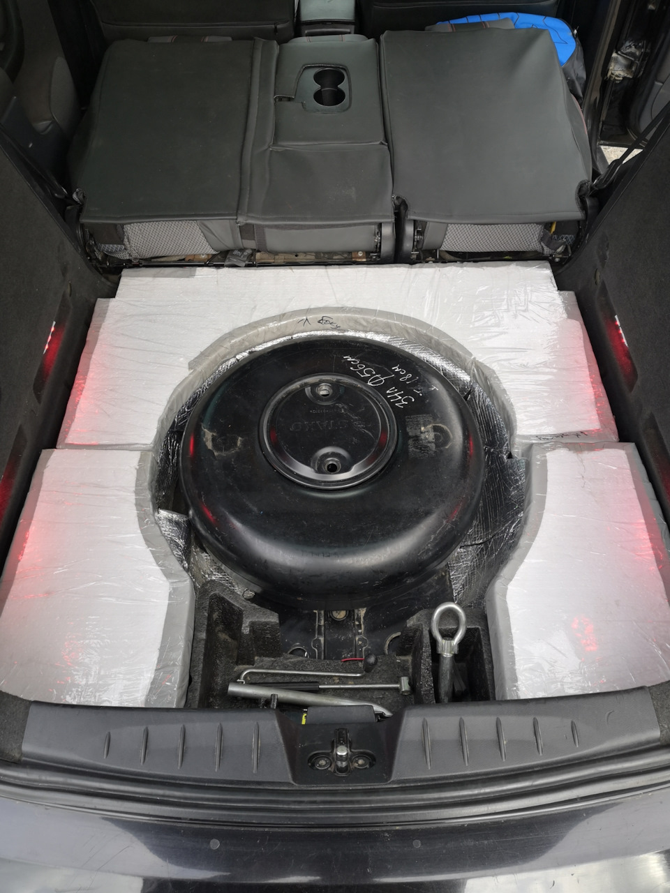 Пол в багажник и подсветка — SEAT Toledo (3G), 1,6 л, 2008 года ...