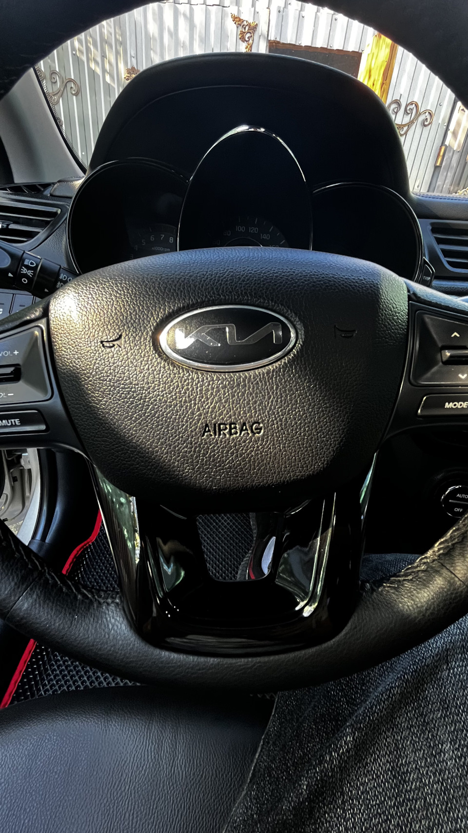 Черная вставка на руле — KIA Rio (3G), 1,6 л, 2014 года | тюнинг | DRIVE2