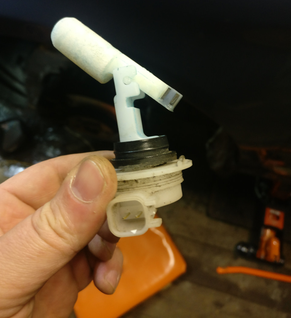 Замена датчика уровня омывающей жидкости — Volvo XC60 (1G), 2,4 л, 2017 ...