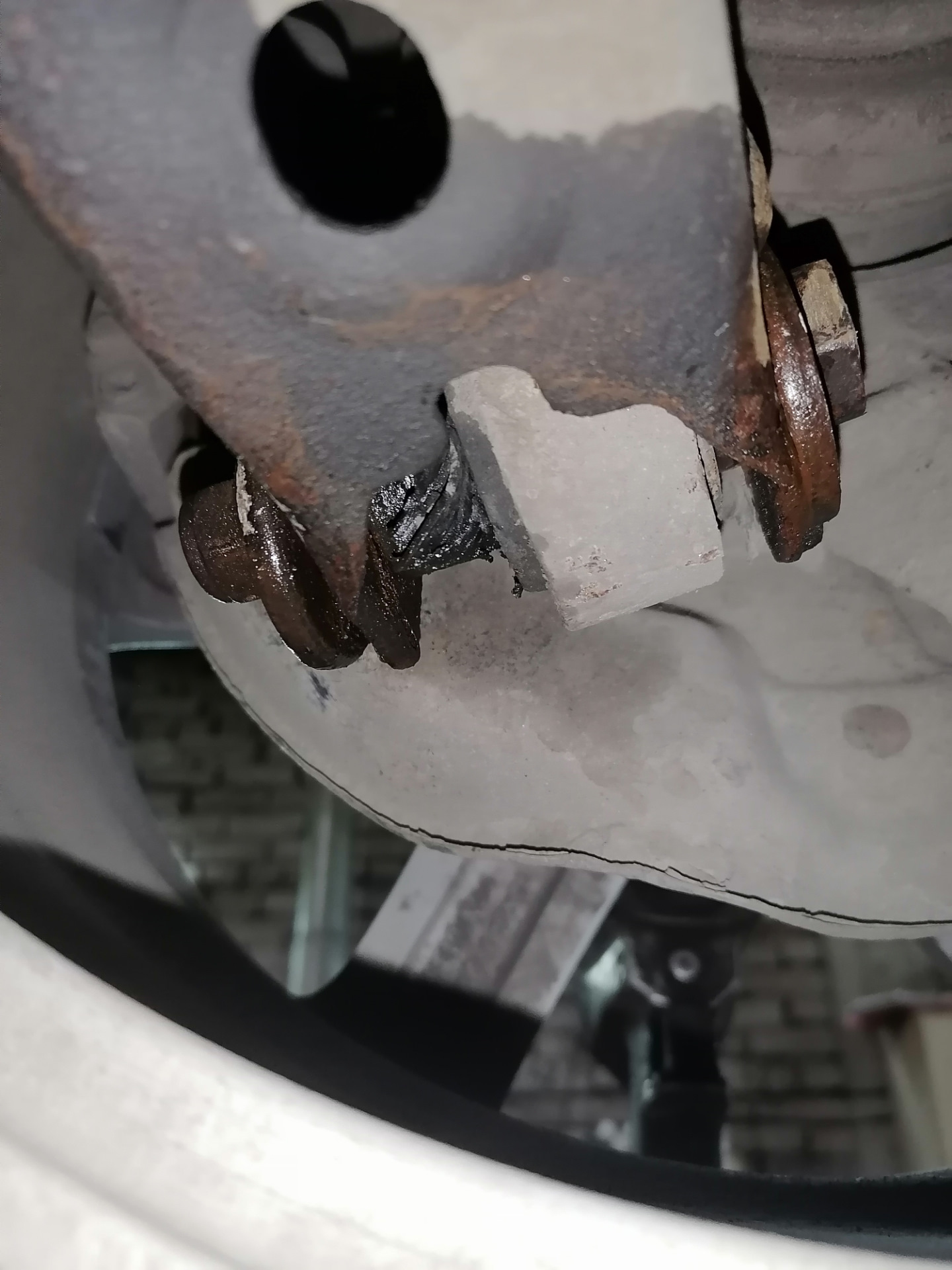 Задние сайлентблоки нижнего рычага — Toyota Mark II (110), 2 л, 2003 ...