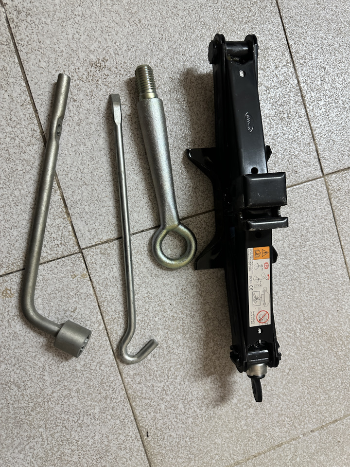 Оригинальный домкрат+набор инструментов от MAZDA 6 GJ-GL на Mazda 3 (3G ...