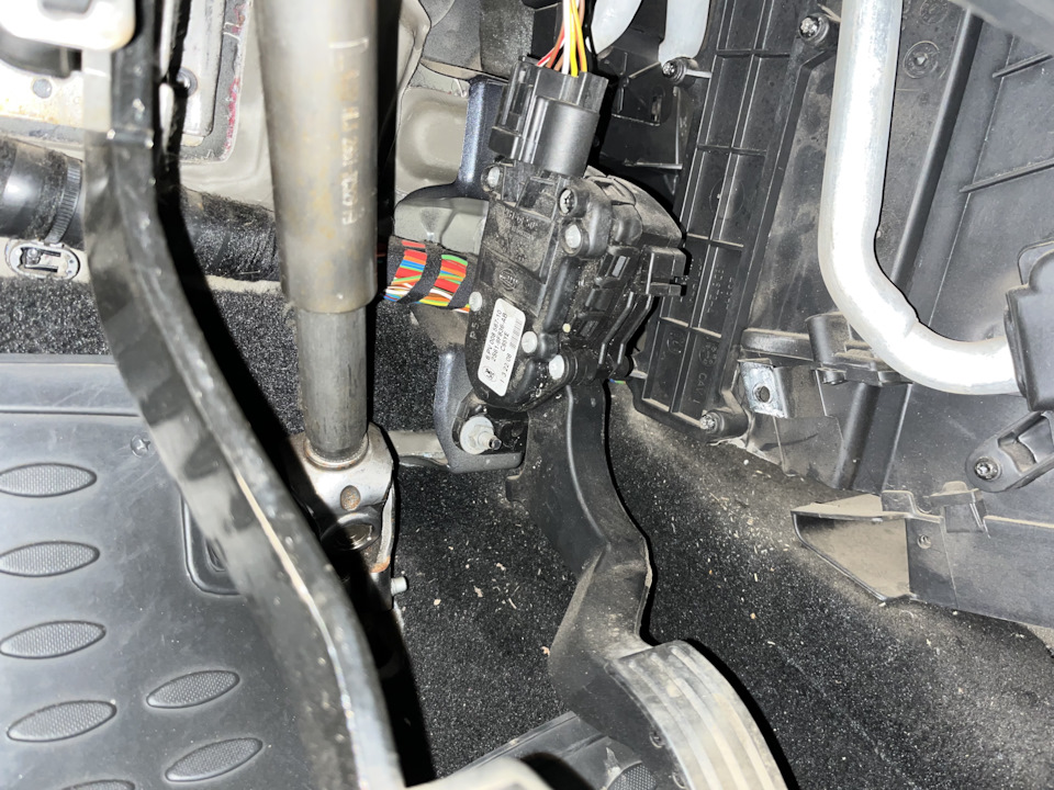 Замена салонного фильтра — Ford Fiesta (Mk V), 1,6 л, 2008 года ...
