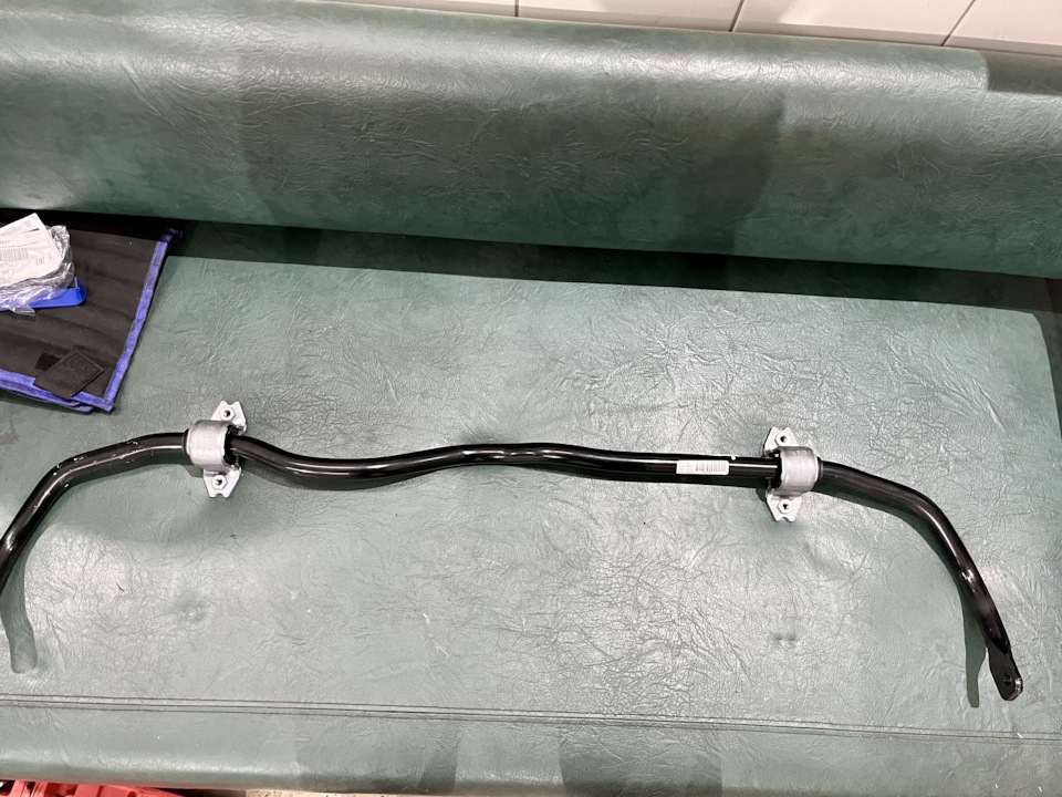 23. Замена переднего стабилизатора — Volkswagen Tiguan (1G), 2 л, 2012 ...