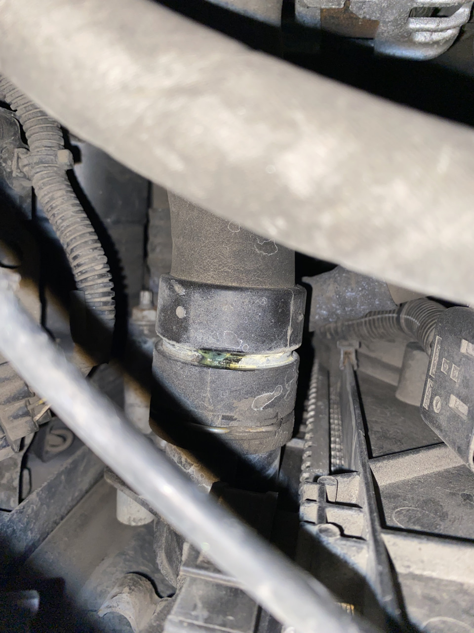 Замена патрубка радиатора охлаждения двигателя — Volvo XC60 (1G), 2,4 л ...