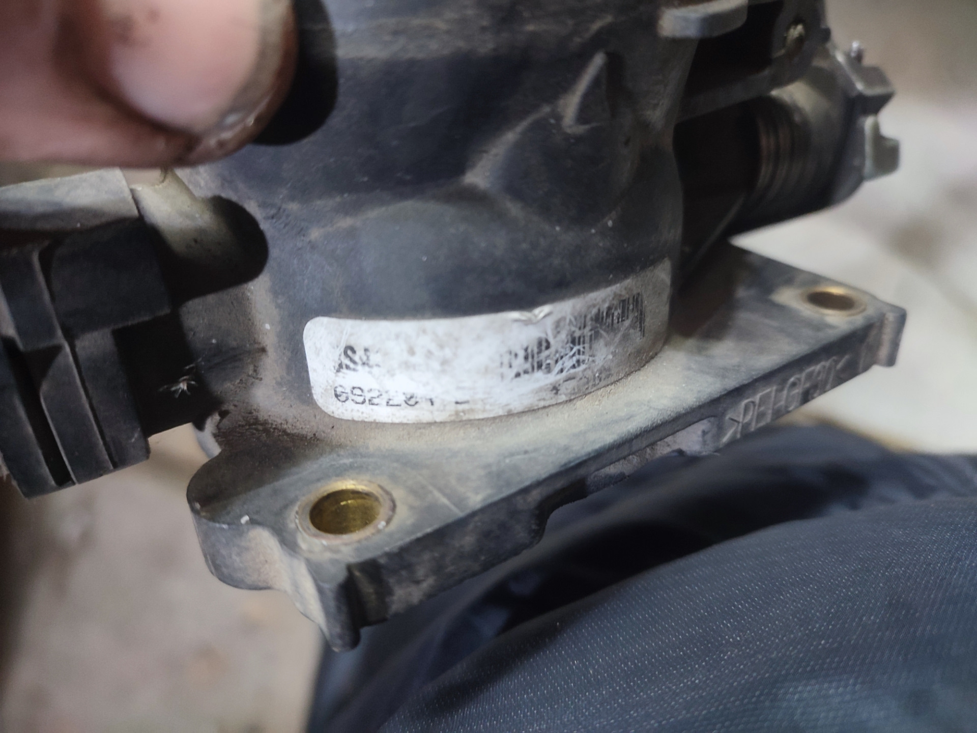 Замена дроссельной заслонки — Ford Focus Sedan I, 2 л, 2004 года ...