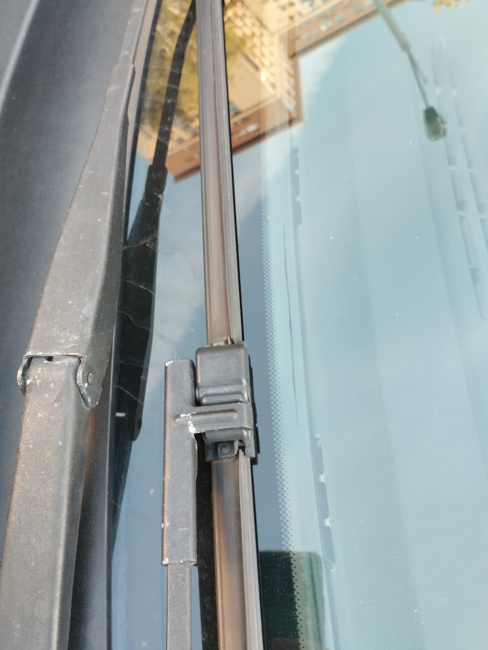 Замена поводков дворников — Ford Focus Wagon II, 1,8 л, 2010 года ...