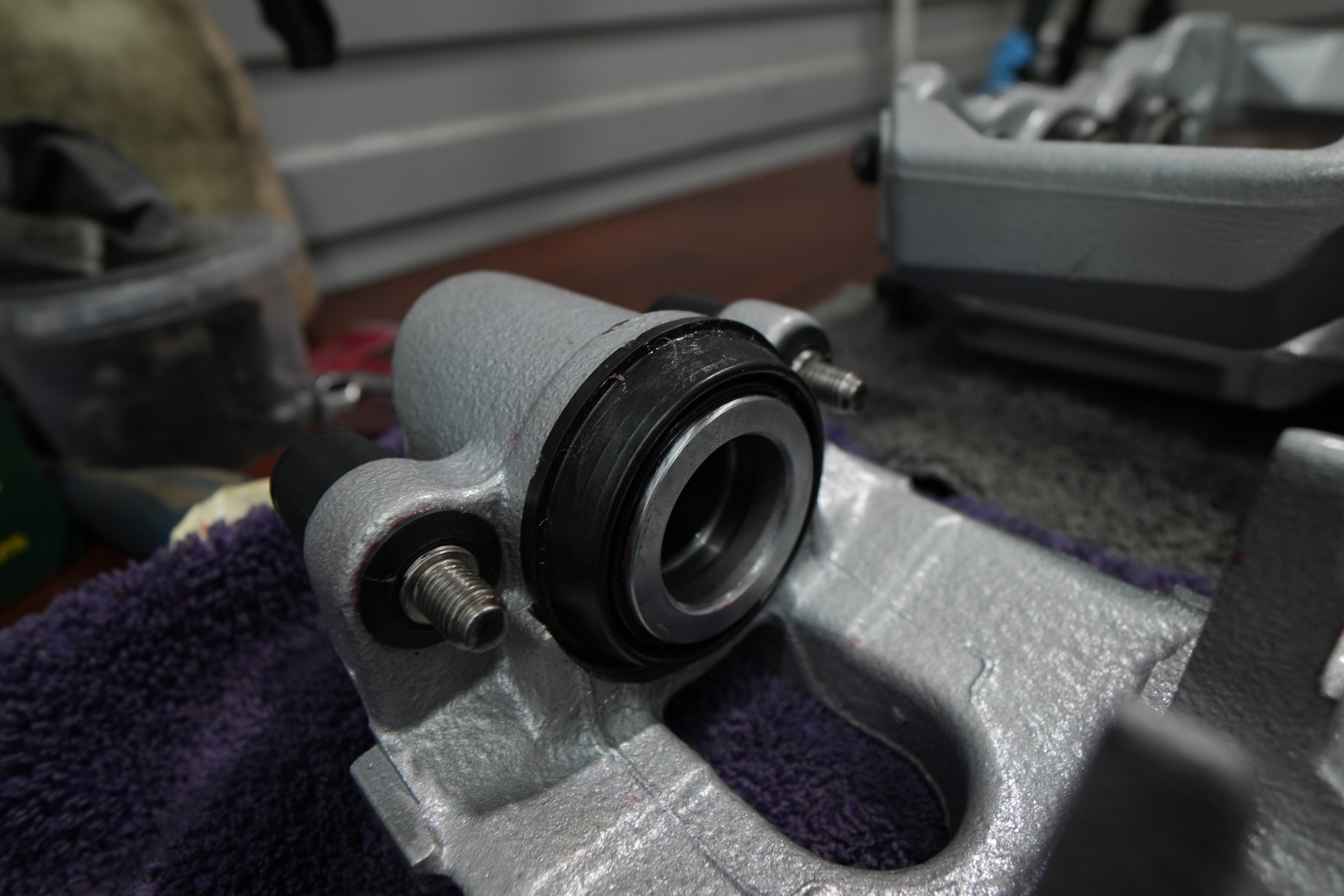 Обслуживание тормозной системы — BMW 5 series (E60), 3 л, 2008 года ...