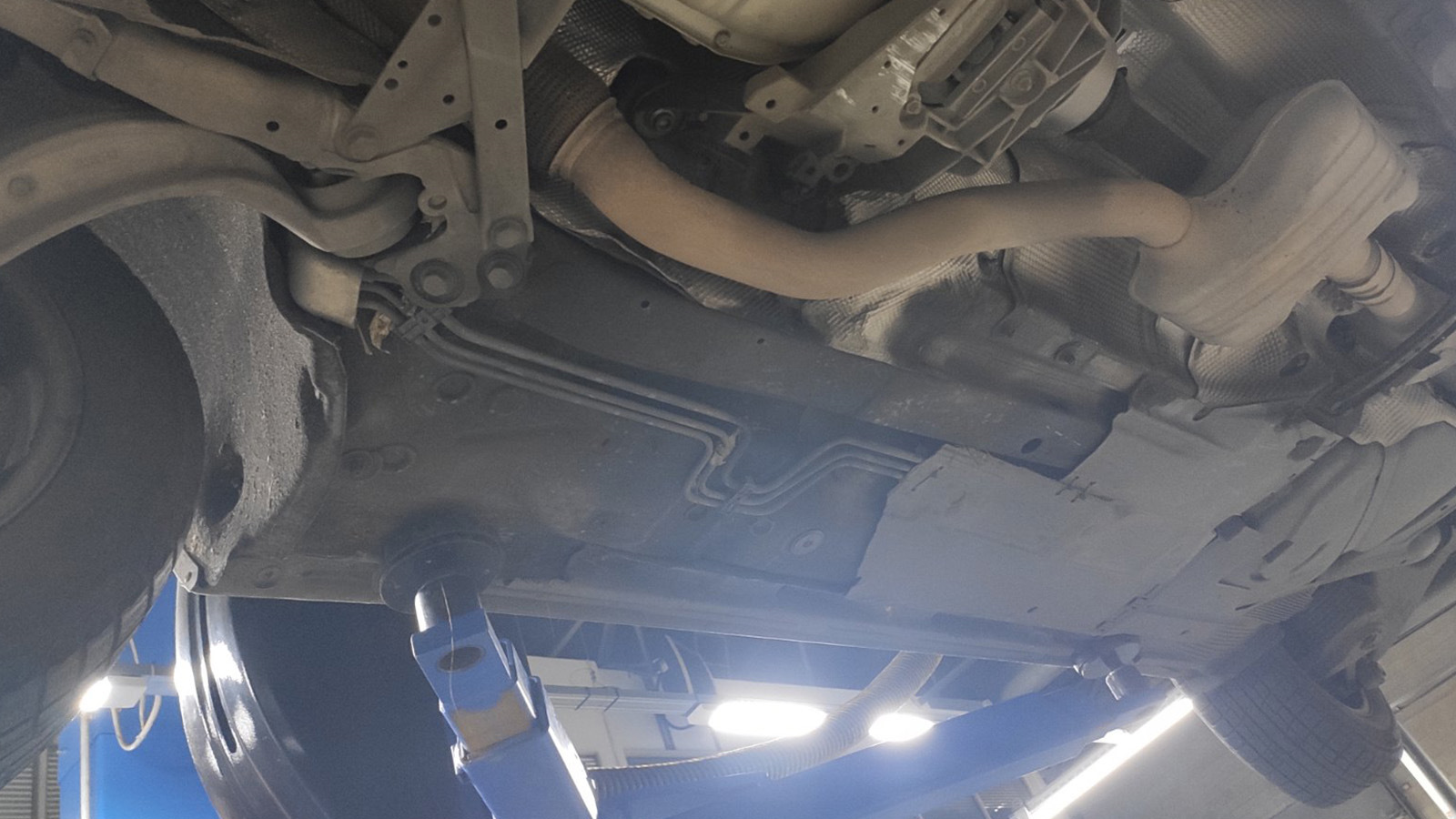 Защита днища. Замена двух боковых секций — Audi A4 (B8), 2 л, 2010 года ...