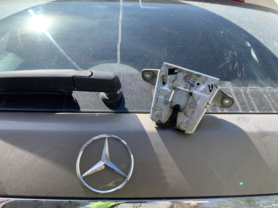 Тормозные трубки спереди, прицел и замок багажника — Mercedes-Benz C ...