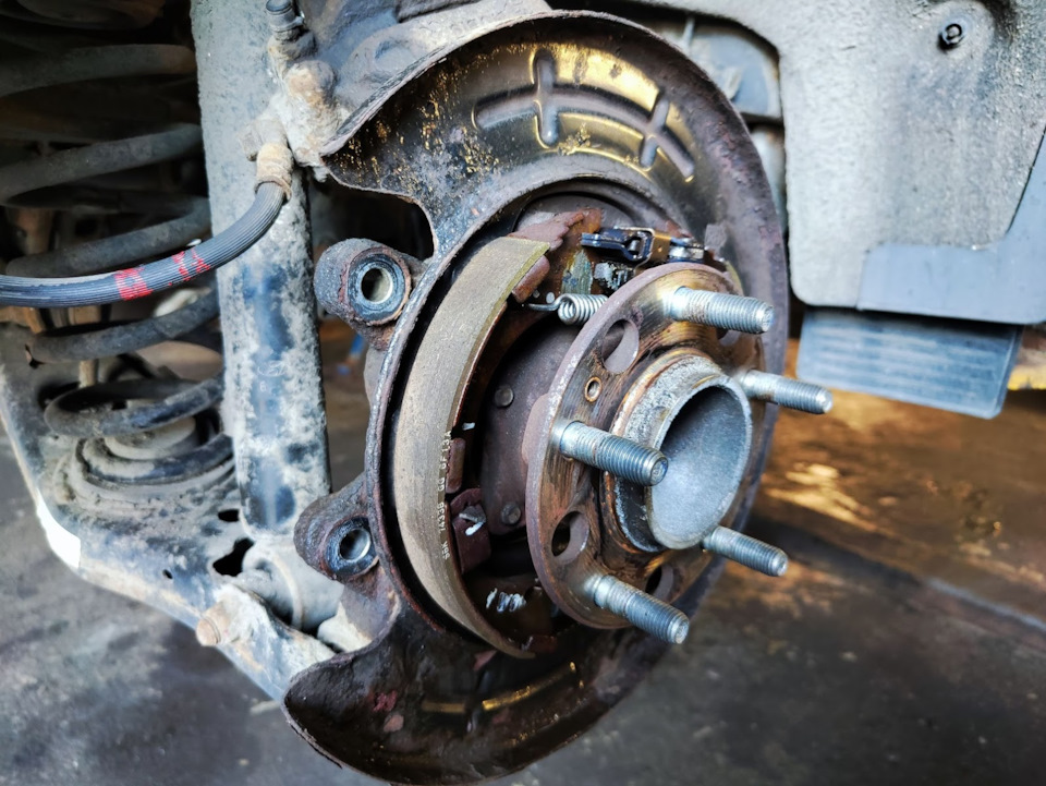 Замена задних дисков — KIA Sportage (4G), 2 л, 2016 года | своими ...