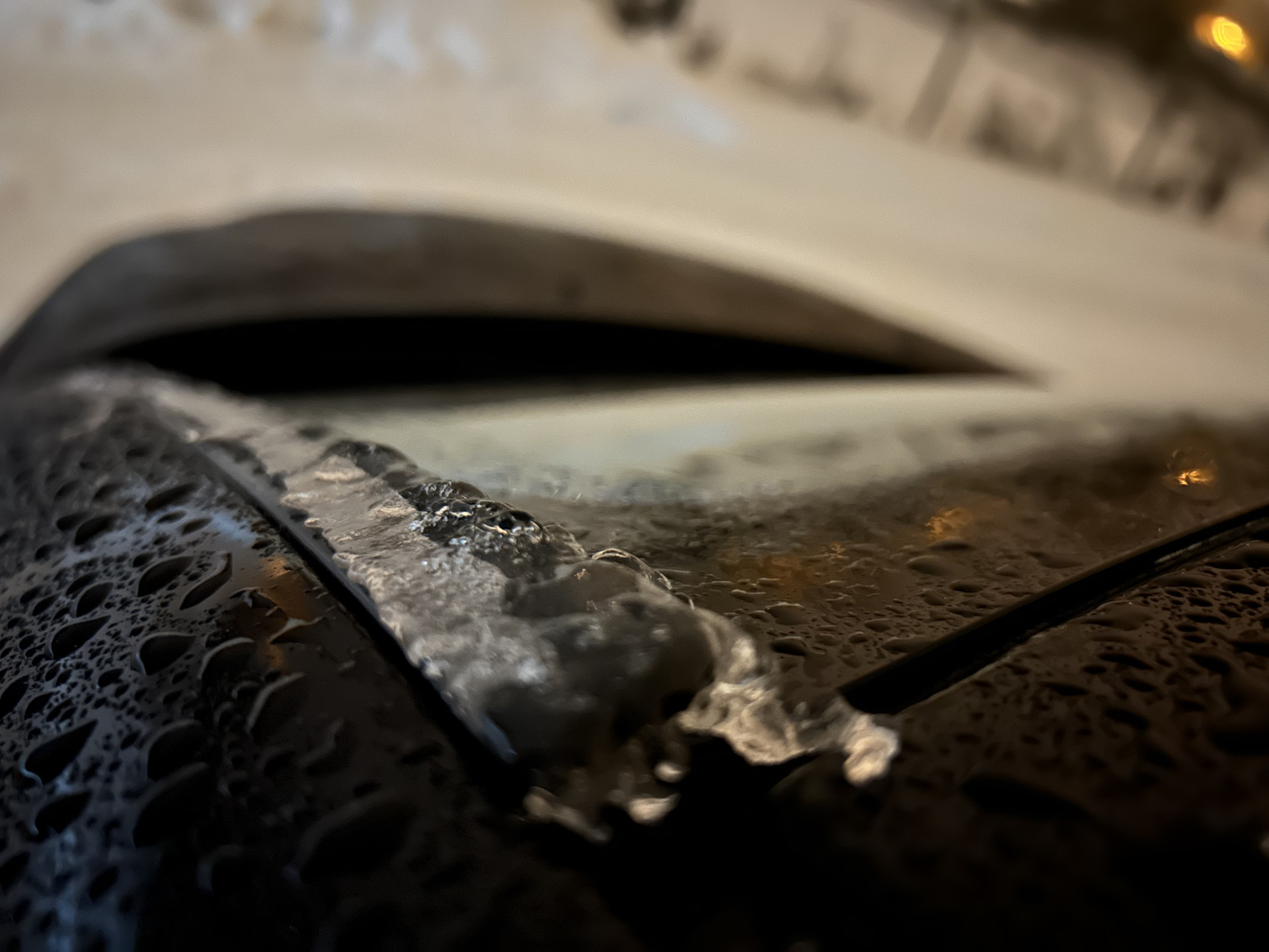 Почему на лобовом отслаиваются боковые молдинги — Volvo S80 (2G), 2,5 л ...