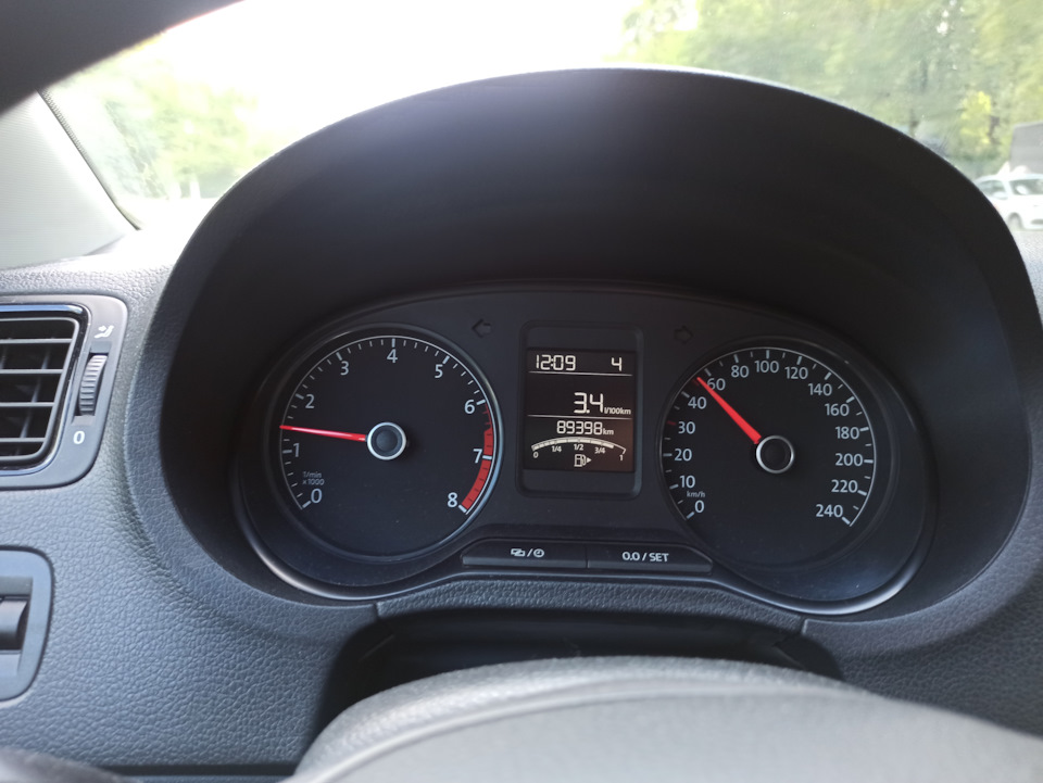 Проводка штатной камеры заднего вида — Volkswagen Polo Sedan, 1,6 л ...