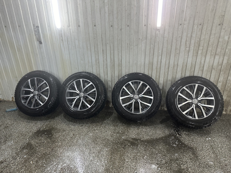 Шины зимние шипованные Nexen 225/65 R17, литые диски Volkswagen 7Jx17 ET40 5x112 на Volkswagen ...