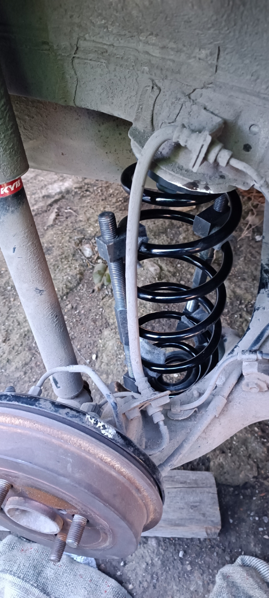 Замена задних пружин KYB RK7530. — Toyota Platz, 1 л, 2003 года ...