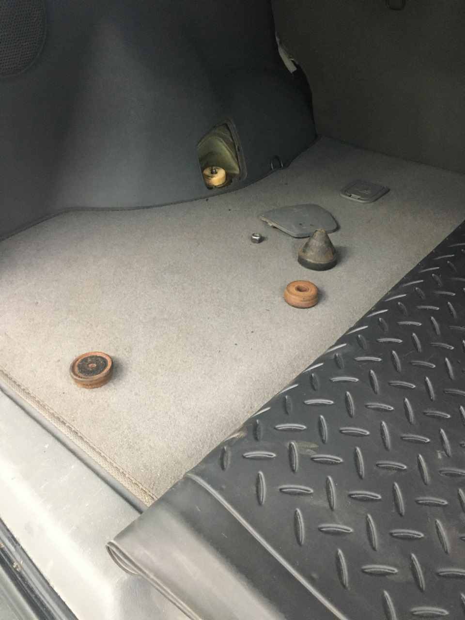 Замена резинок задних аммортизаторов 124100км — Hyundai Santa Fe (1G ...