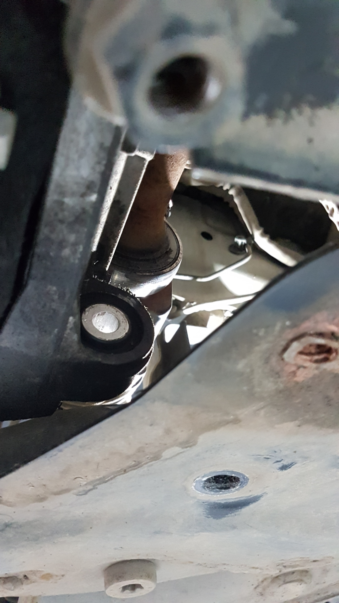 Фиксируем опорный подшипник правой полуоси — Land Rover Discovery Sport ...