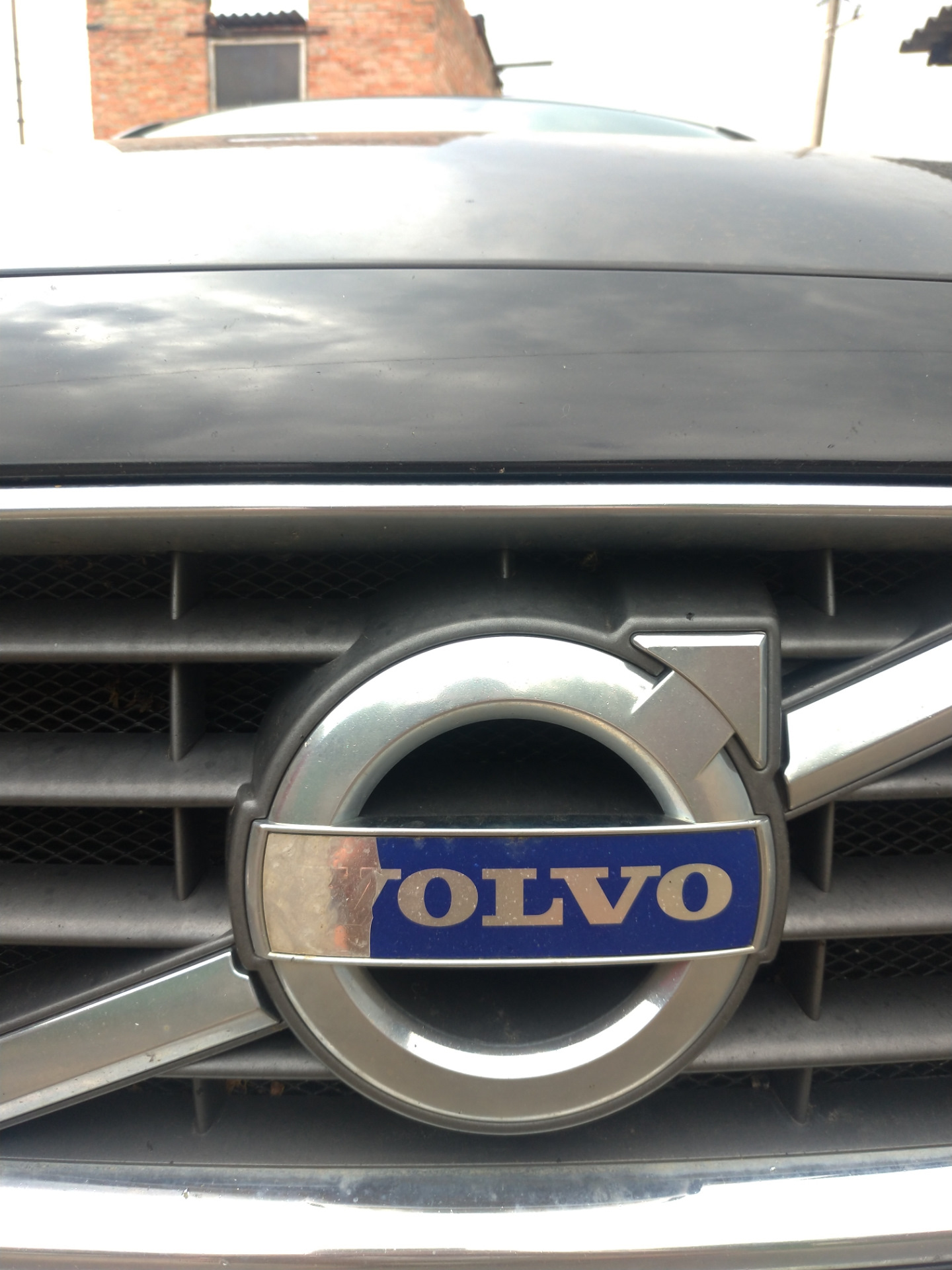 Наклейка на решетку радиатора — Volvo S80 (2G), 2,5 л, 2012 года ...