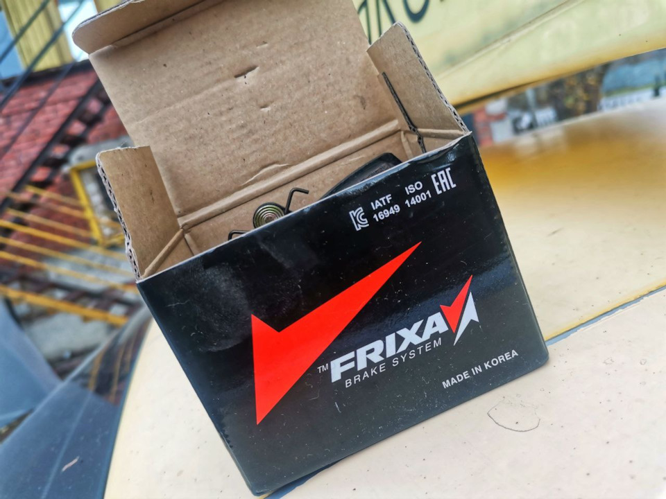 131. ( Замена Тормозных Колодок 415.040 км ) — Renault Logan (1G), 1,4 ...