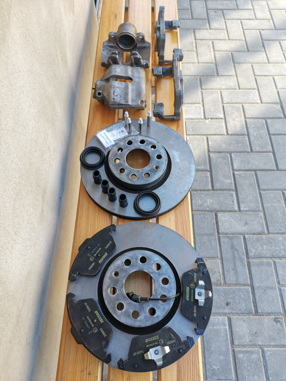 2358701 Комплект тормозных колодок. Передняя ось TEXTAR | Запчасти на ...