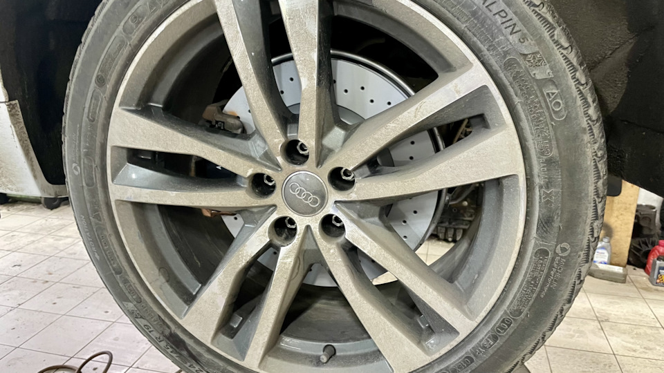 Ставлю перфорированные тормозные диски. — Audi A6 (C8), 2 л, 2019 года ...