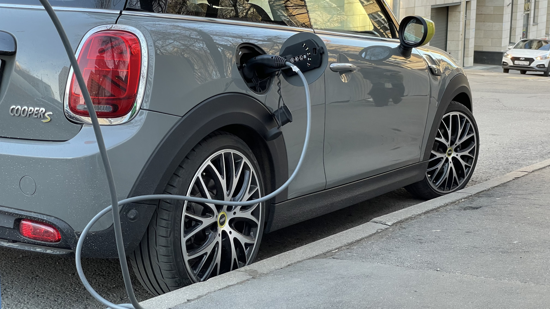 Колёса на лето: 18" Cross Spoke 506 — MINI Cooper SE, 2021 года ...