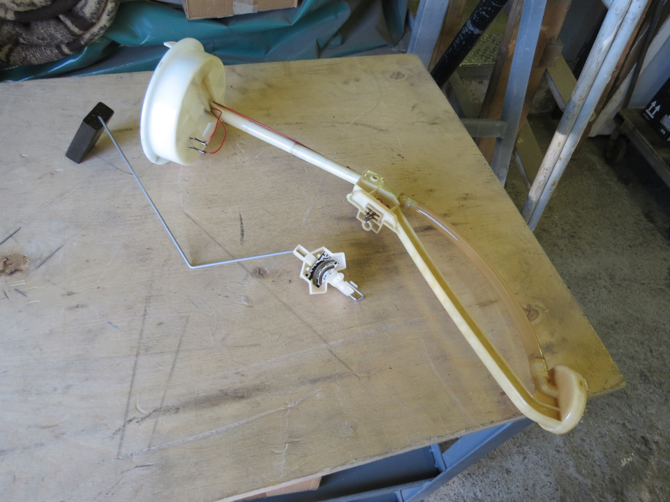 Ремонт датчика уровня топлива. — Audi 100 (C3), 2,4 л, 1987 года ...