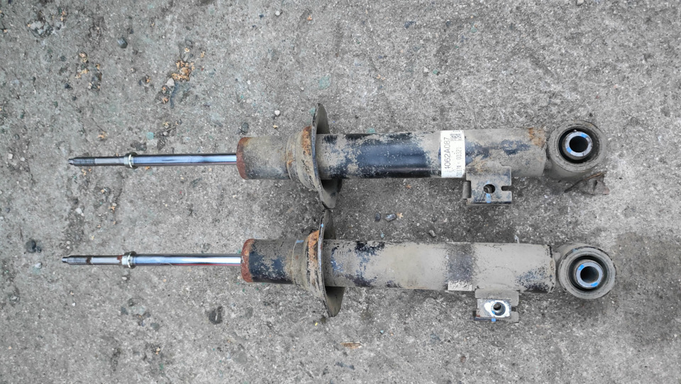 Амортизаторы передние родные Pajero Sport 3 на Mitsubishi Pajero Sport ...