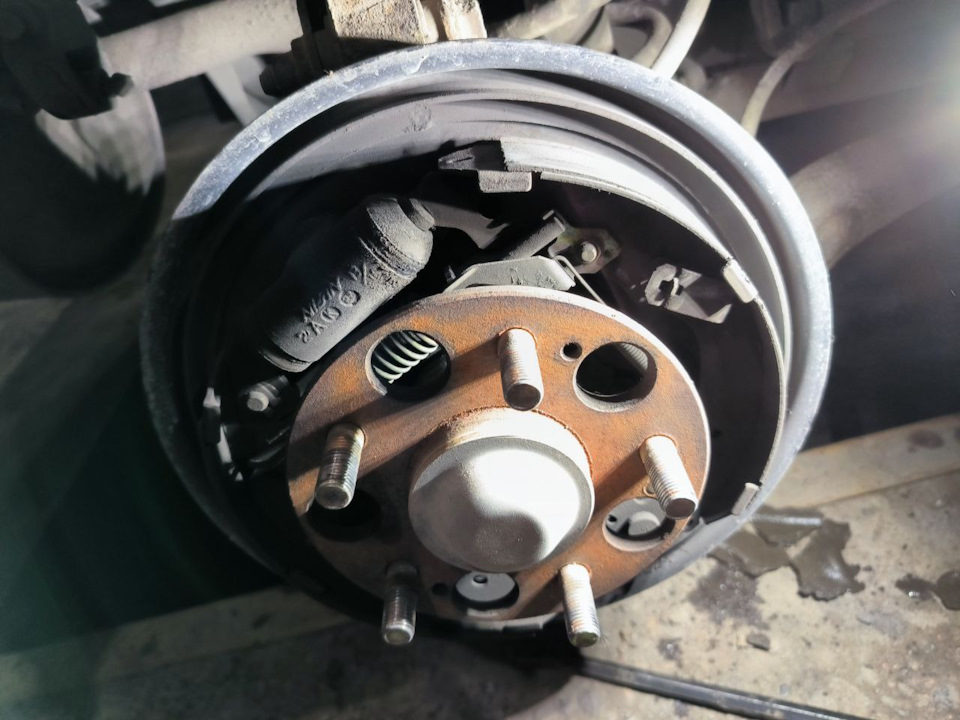 Замена тормозных колодок в задних барабанах — Honda Edix, 1,7 л, 2004 года | визит на сервис ...