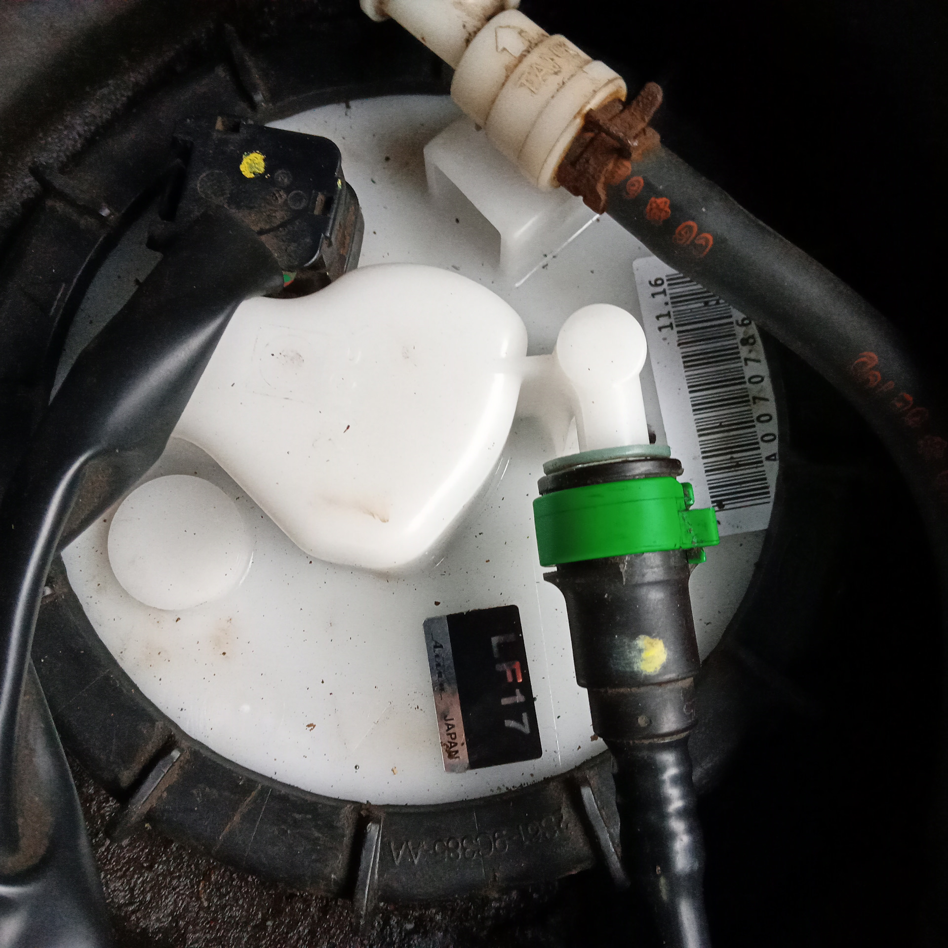 Замена топливного фильтра — Mazda 6 (1G) GG, 1,8 л, 2006 года | своими ...