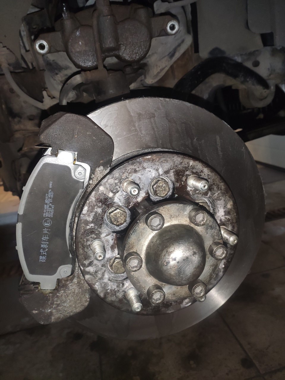 121. Замена передних тормозных дисков — Chevrolet TrailBlazer (2G), 2,8 ...