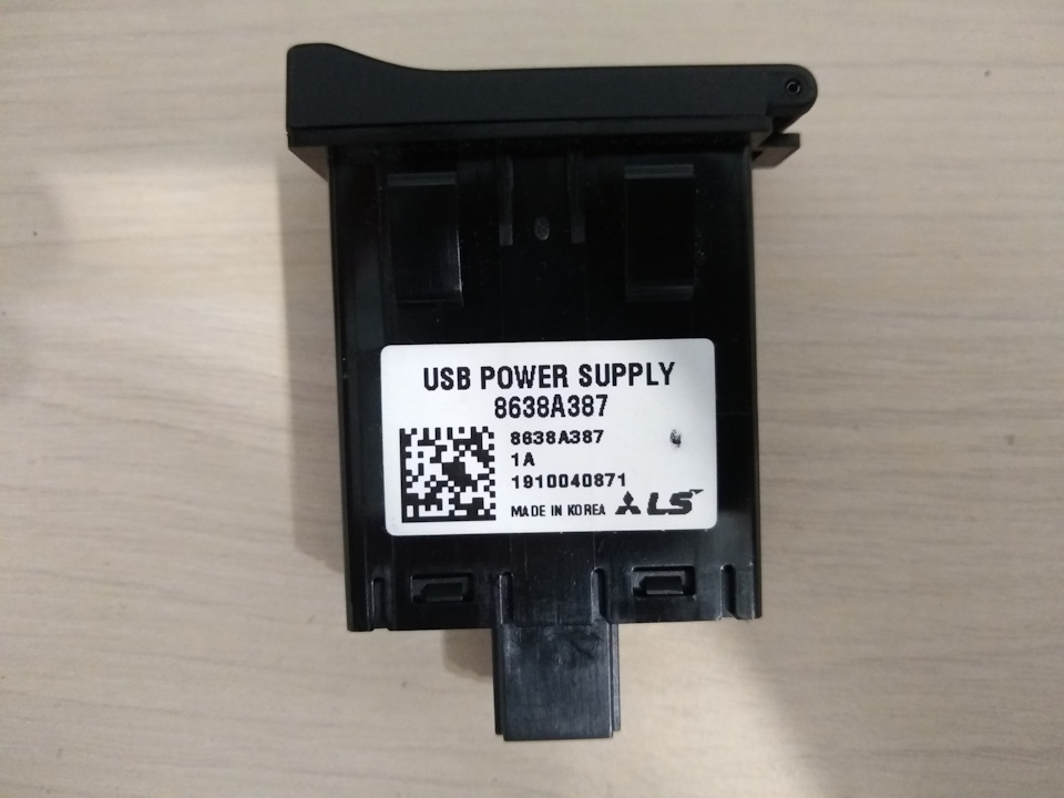 Новая оригинальная розетка 2 x USB Mitsubishi 8638A387 на Mitsubishi ...