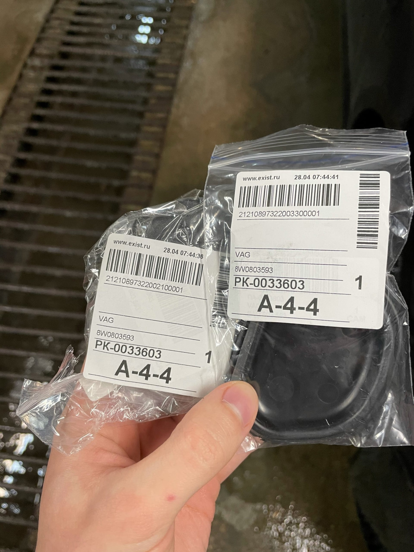 Пластик и заглушки под капот — Audi A4 (B9), 2 л, 2015 года ...