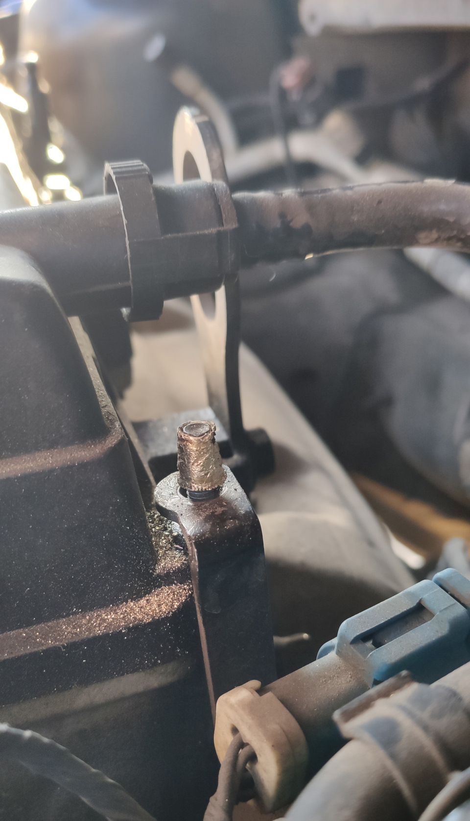 Крепление декоративной крышки двигателя (Цапфа шаровая 30731251) — Ford ...