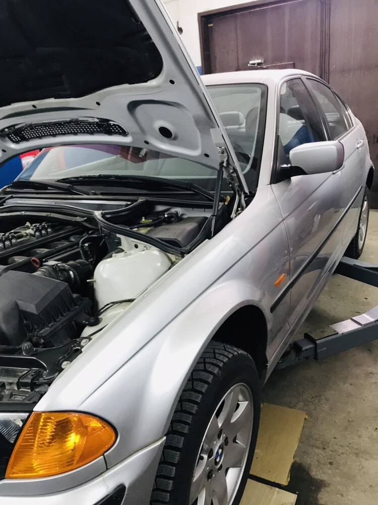 Заменён бачок ГУРа и гидравлические шланги — BMW 3 series (E46), 2,5 л ...