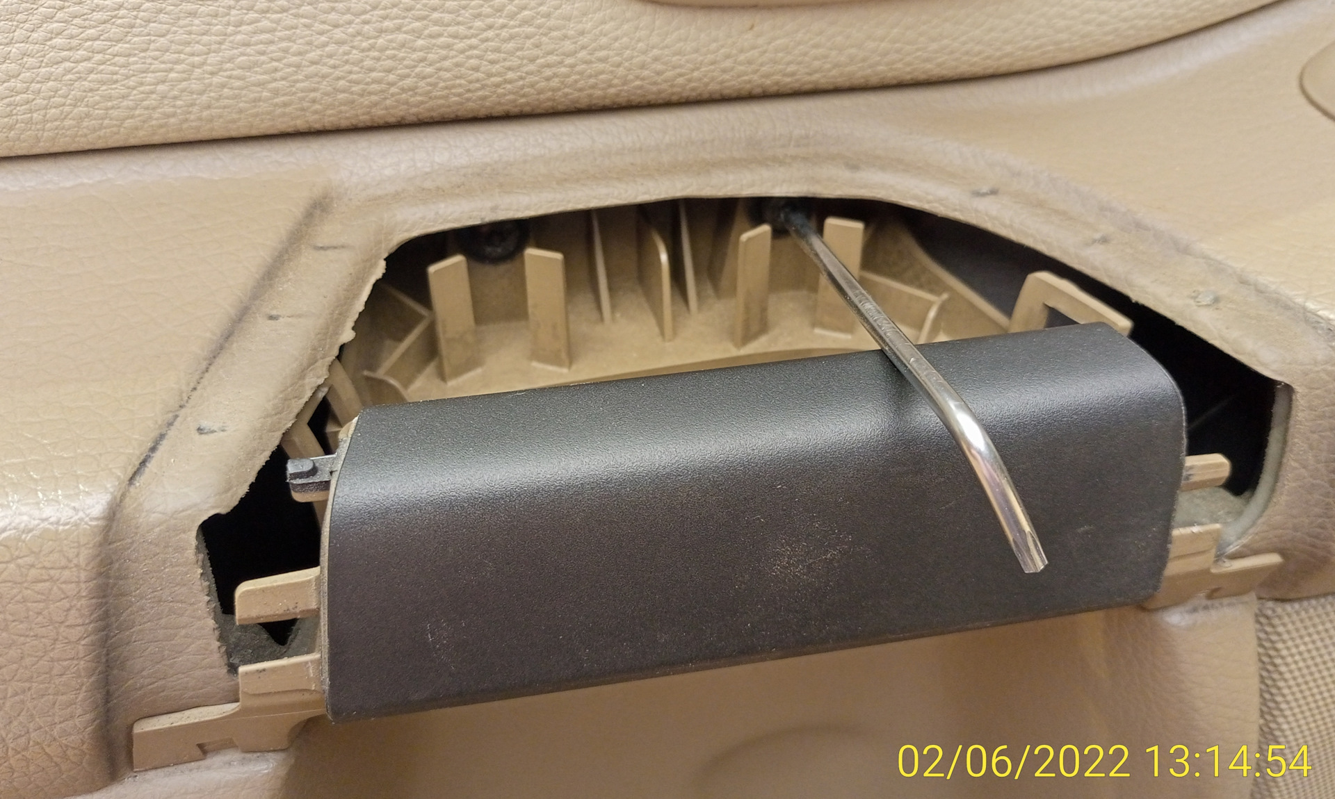 Ремонт ограничителя задней левой двери — Volvo XC90 (1G), 2,4 л, 2011 ...