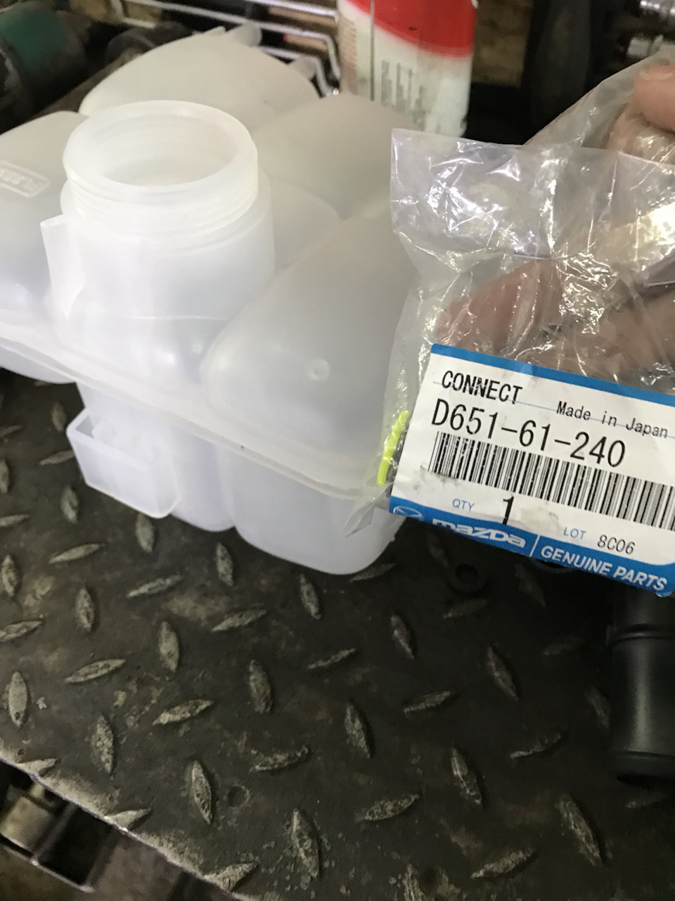 D65161240 Штуцер системы охлаждения Mazda | Запчасти на DRIVE2