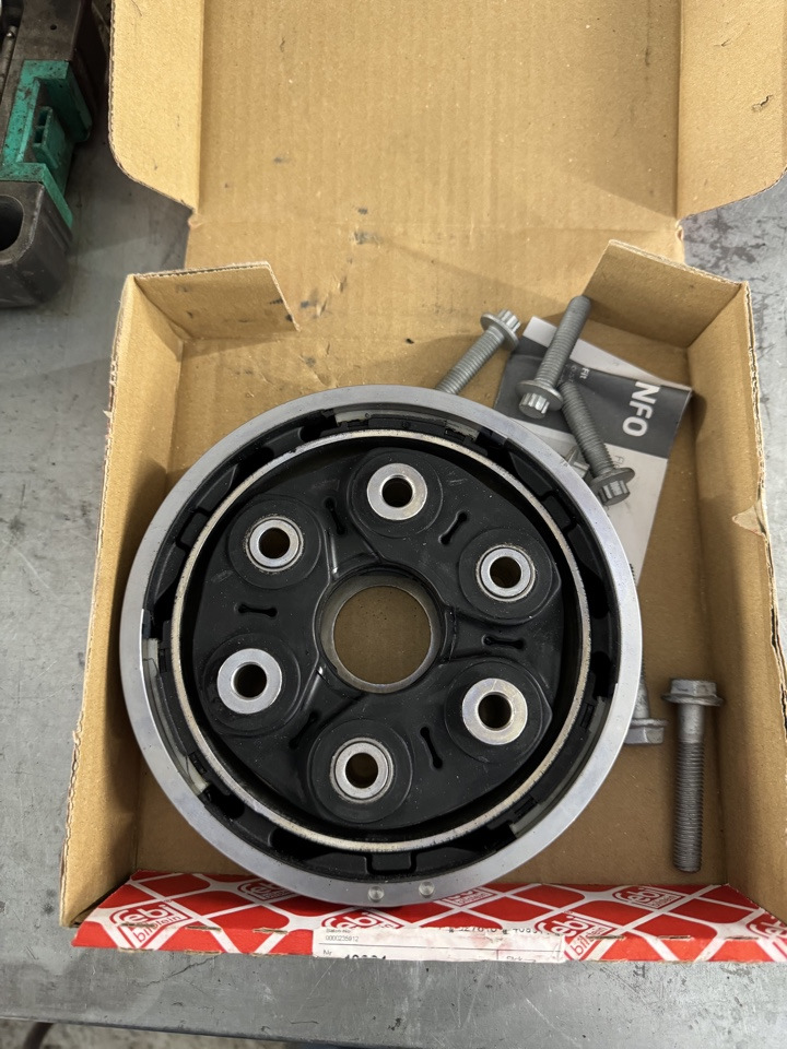 Замена эластичной муфты кардана — Volkswagen Tiguan (1G), 2 л, 2014 ...