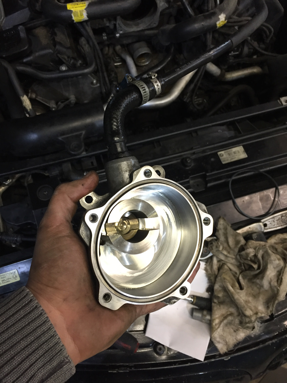 Устранение течей масла и антифриза или как поменять помпу на ровном ...