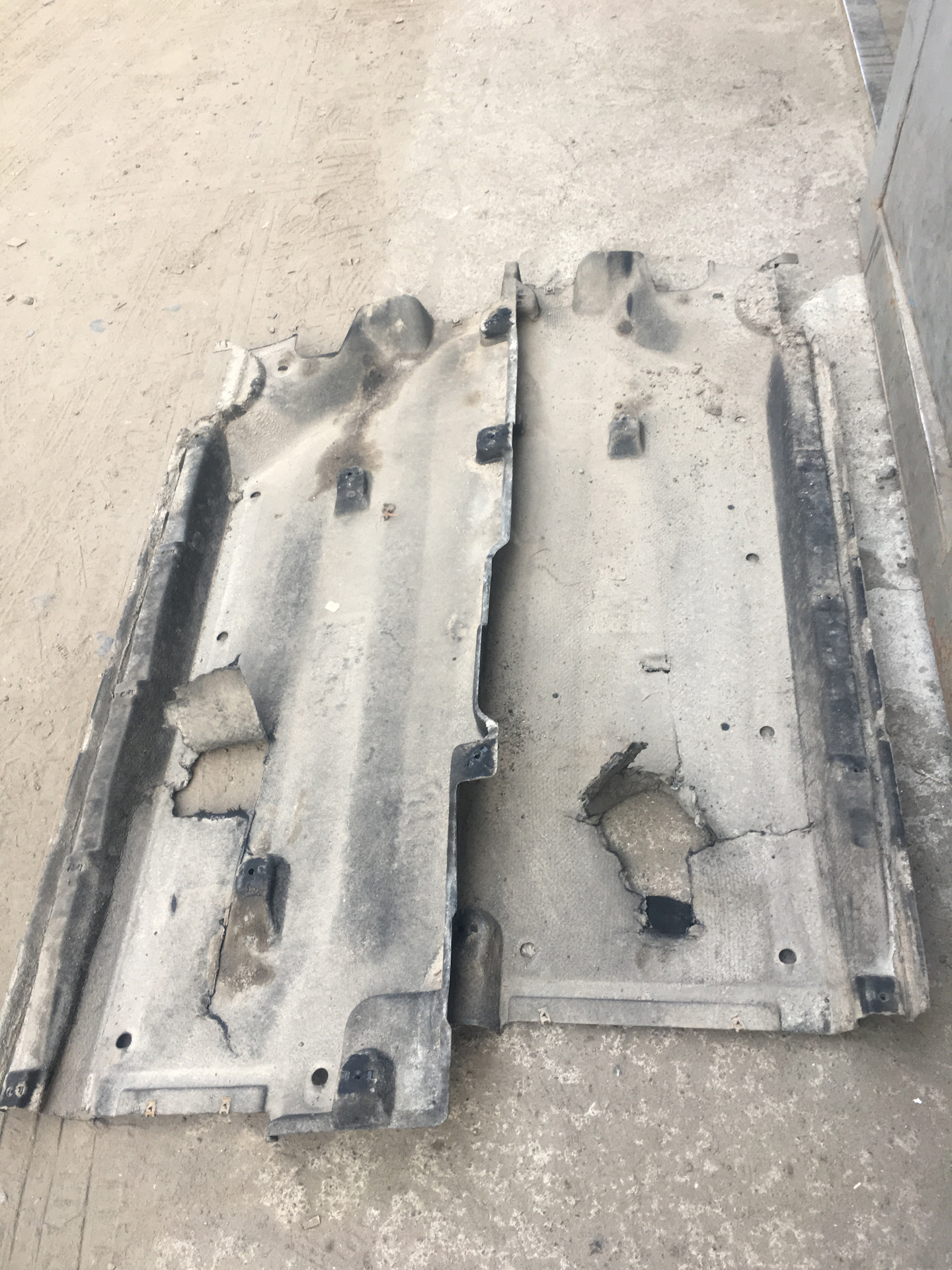 Замена защиты днища — Audi Q3 (1G), 2 л, 2015 года | визит на сервис ...