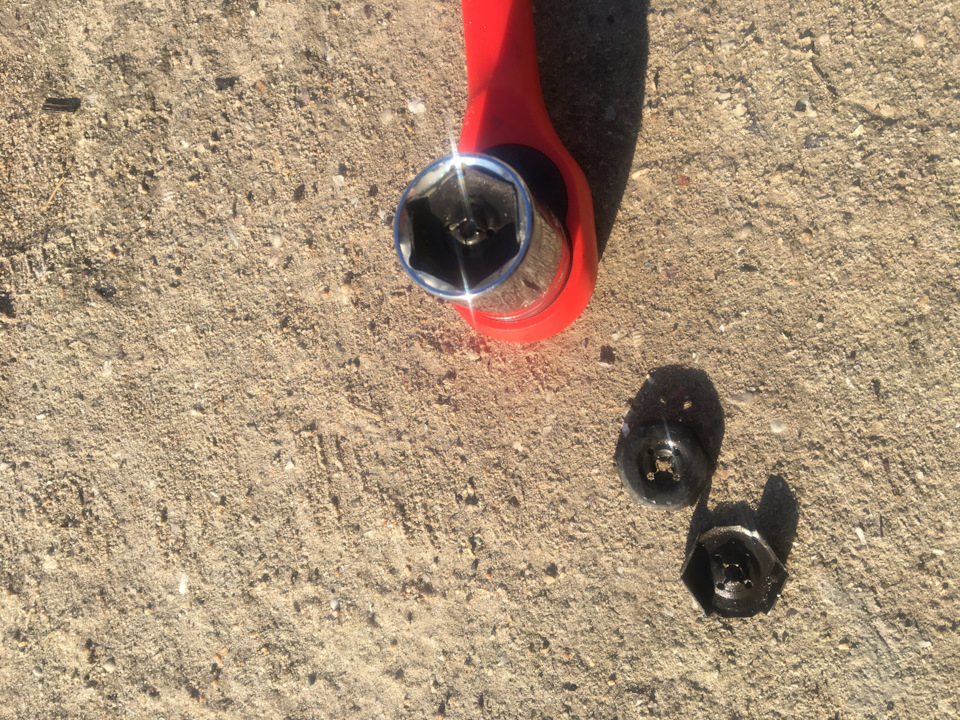 Замена переднего брызговика заднего колеса — Renault Sandero 2G, 1 л ...