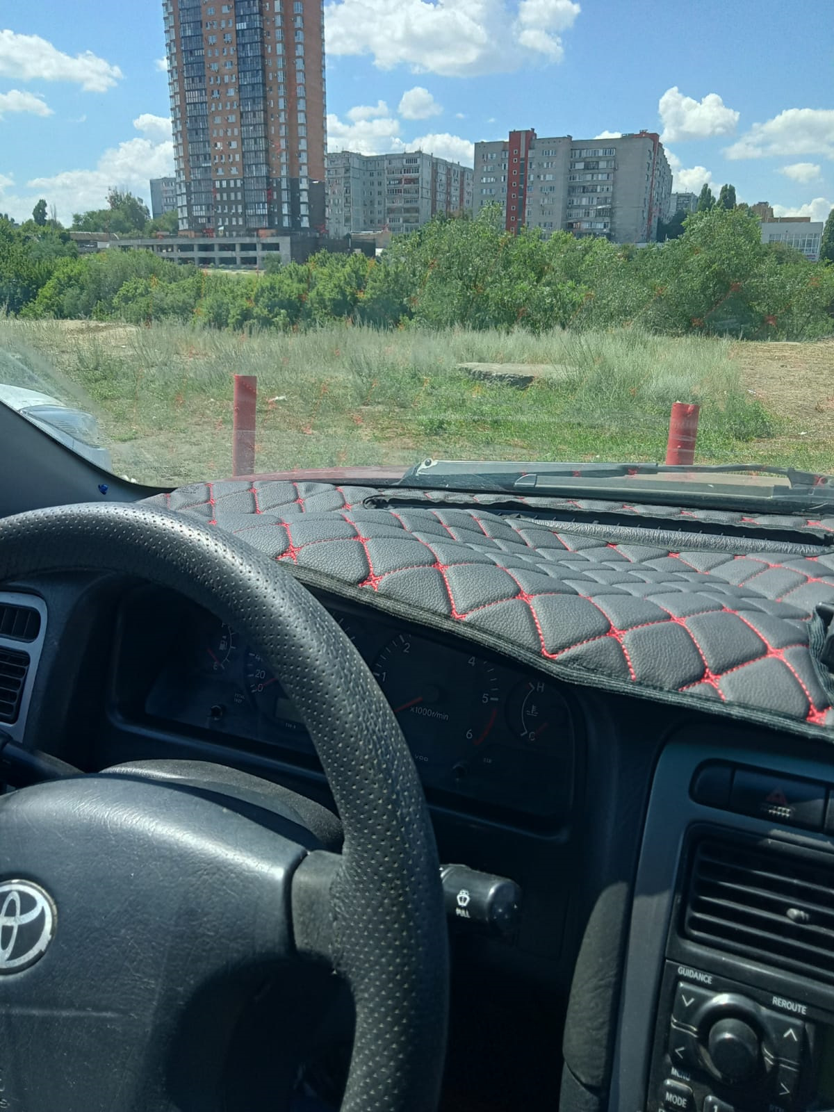 Накидка на торпедо — Toyota Avensis I, 1,6 л, 2001 года | аксессуары ...