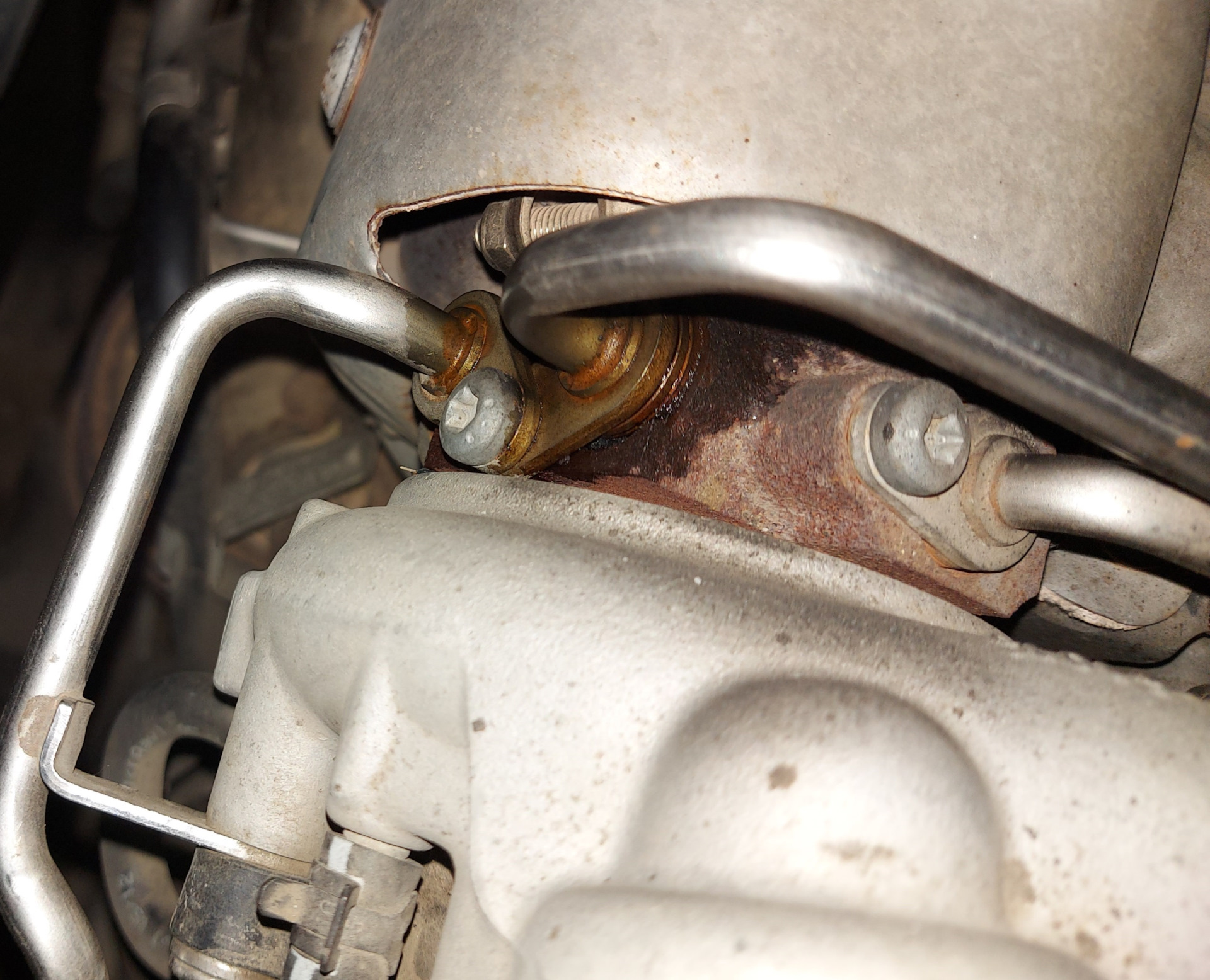 26. Замена колечек трубок охлаждения турбины — Volkswagen Passat B7, 1 ...