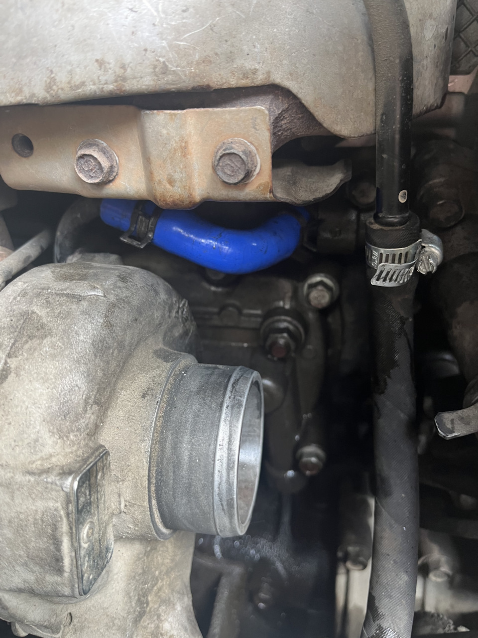 Замена верхнего патрубка охлаждения турбины Т — KIA Sorento (1G), 2,5 л ...