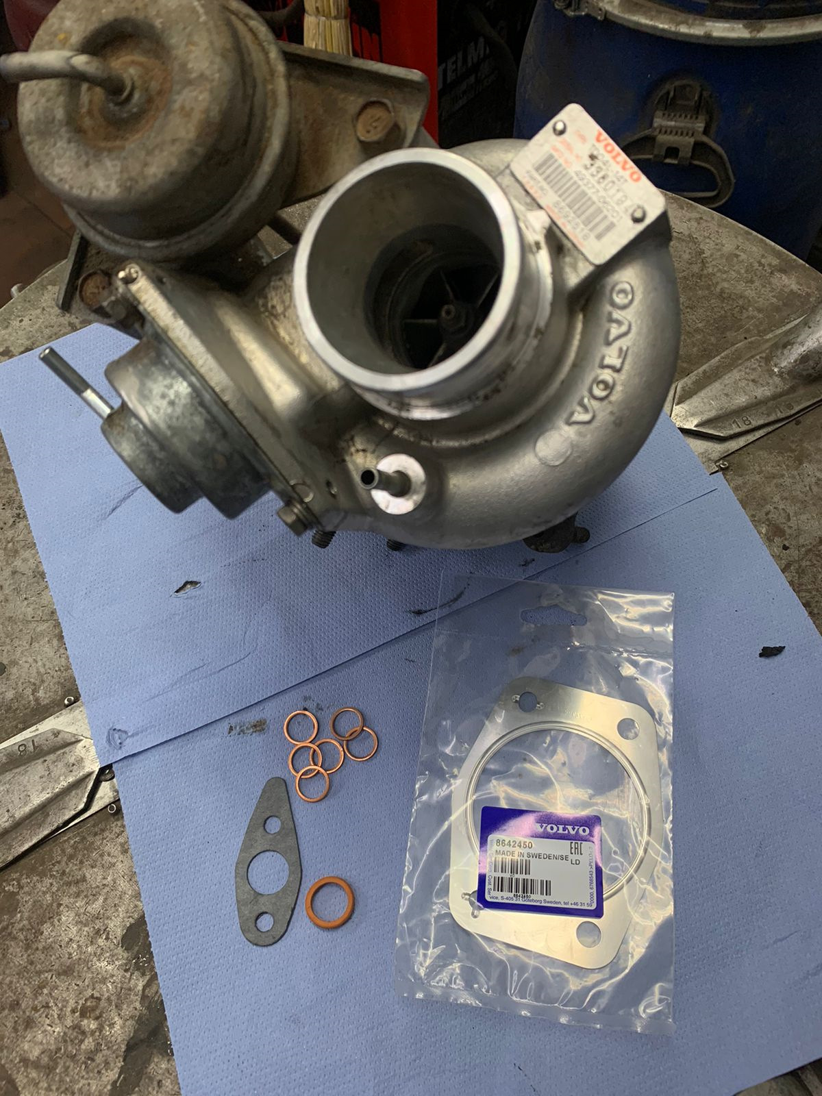 Замена прокладки выпускного коллектора. — Volvo XC70 II, 2,5 л, 2003 ...