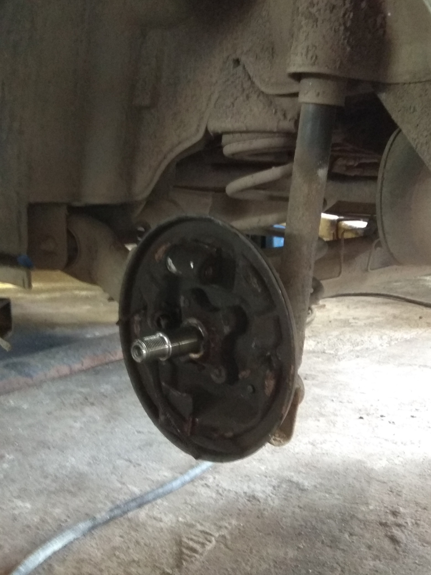 Замена задних колодок — Lada Ларгус, 1,6 л, 2013 года | запчасти | DRIVE2